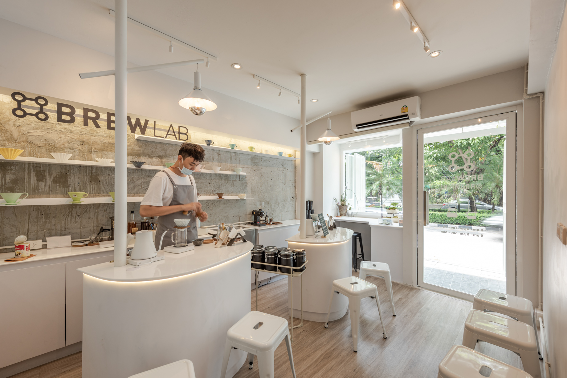 ROOMPINI Hostel ที่พักสุดมินิมอลที่ซ่อนเสน่ห์ของโครงเหล็กไว้ภายใต้ธรรมชาติและงานศิลปะ - SIAM ...